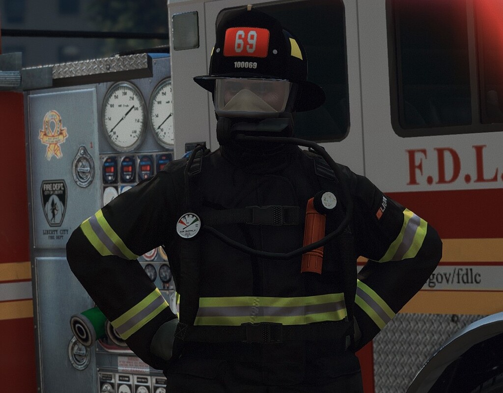FDLC Firefighter Marcus Redd gets ready to go into a smoky structure in ...